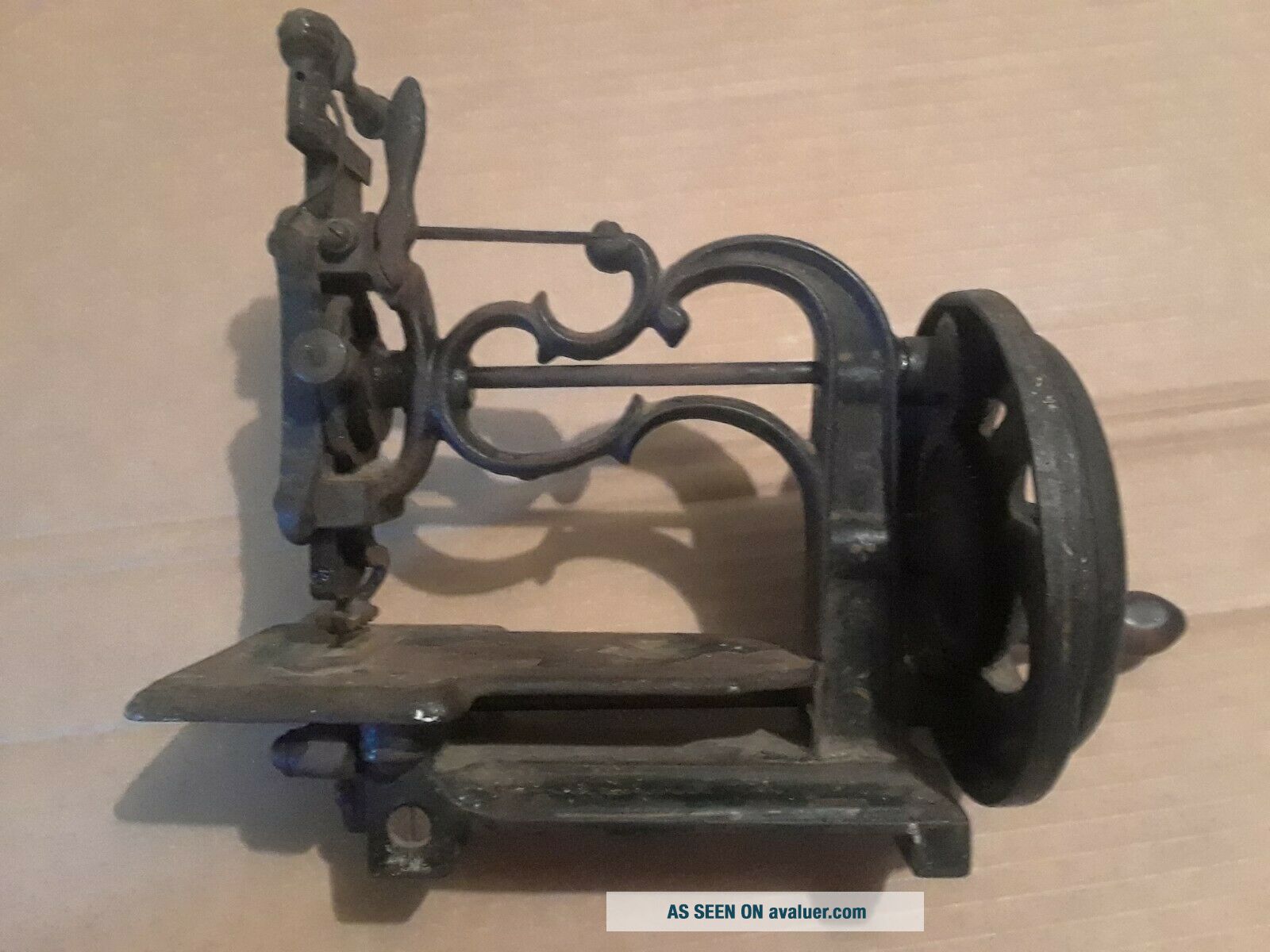 Antique Vintage HEAVY Cast Iron Toy Sewing Machine | #857246
