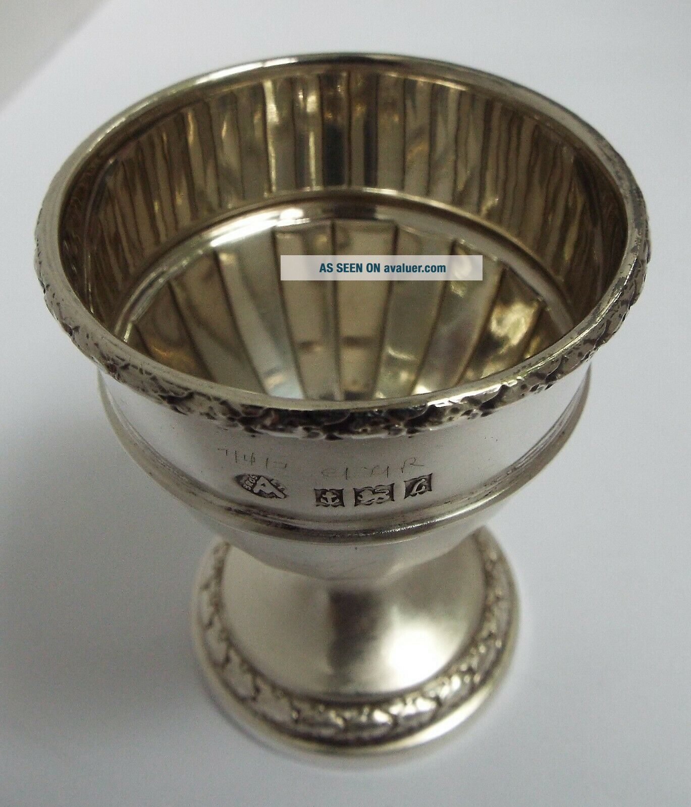 DECORATIVE ENGLISH ANTIQUE 1960 SOLID STERLING SILVER EGG CUP | #1055894