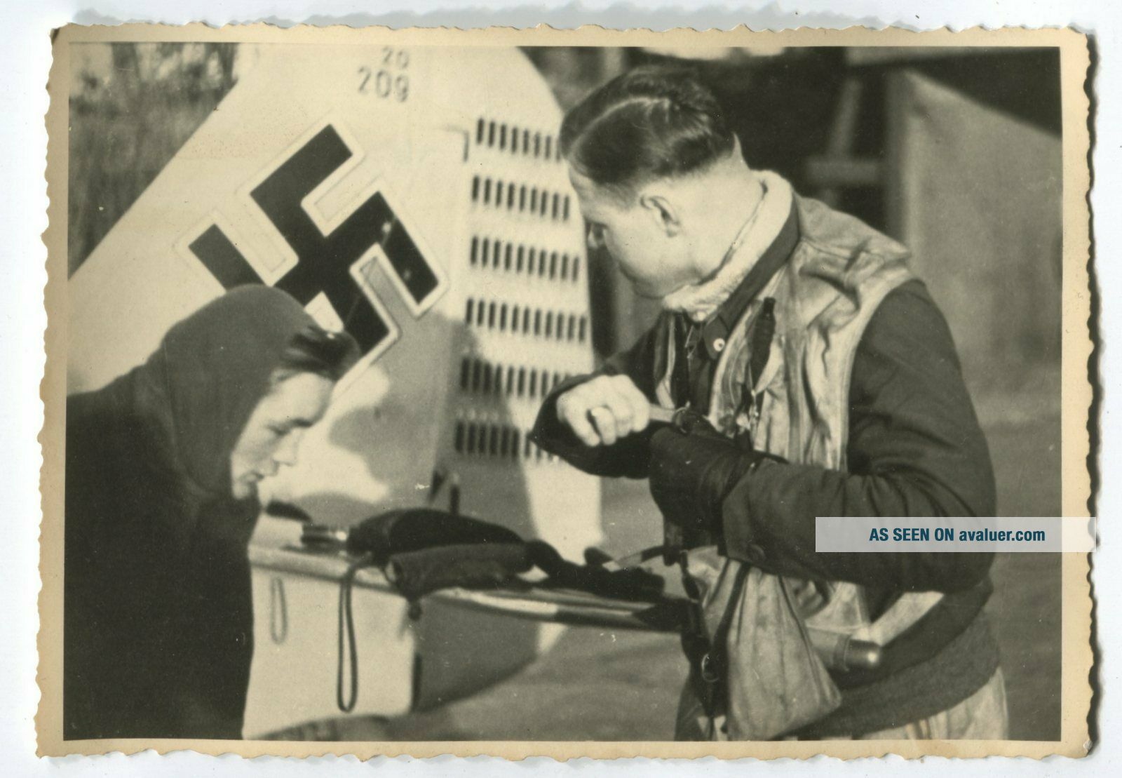 GERMAN WWII ARCHIVE PHOTO: LUFTWAFFE FLYING ACE PILOT WITH AN AIRCRAFT ...